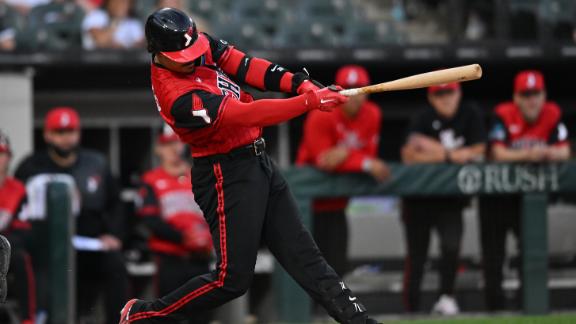 Miguel Vargas walks it off for White Sox with a 2-run shot in the 10th ...