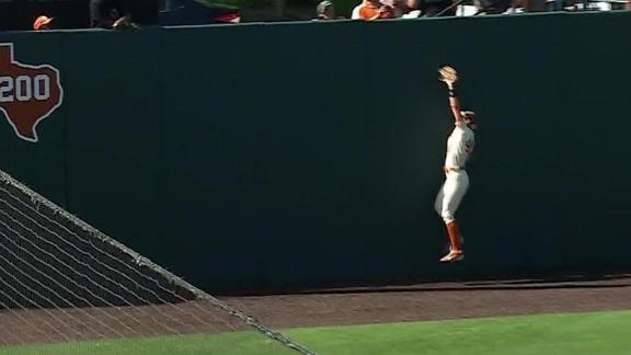 Kaiah Altmeyer makes a sweet grab at the wall for Texas - ESPN Video